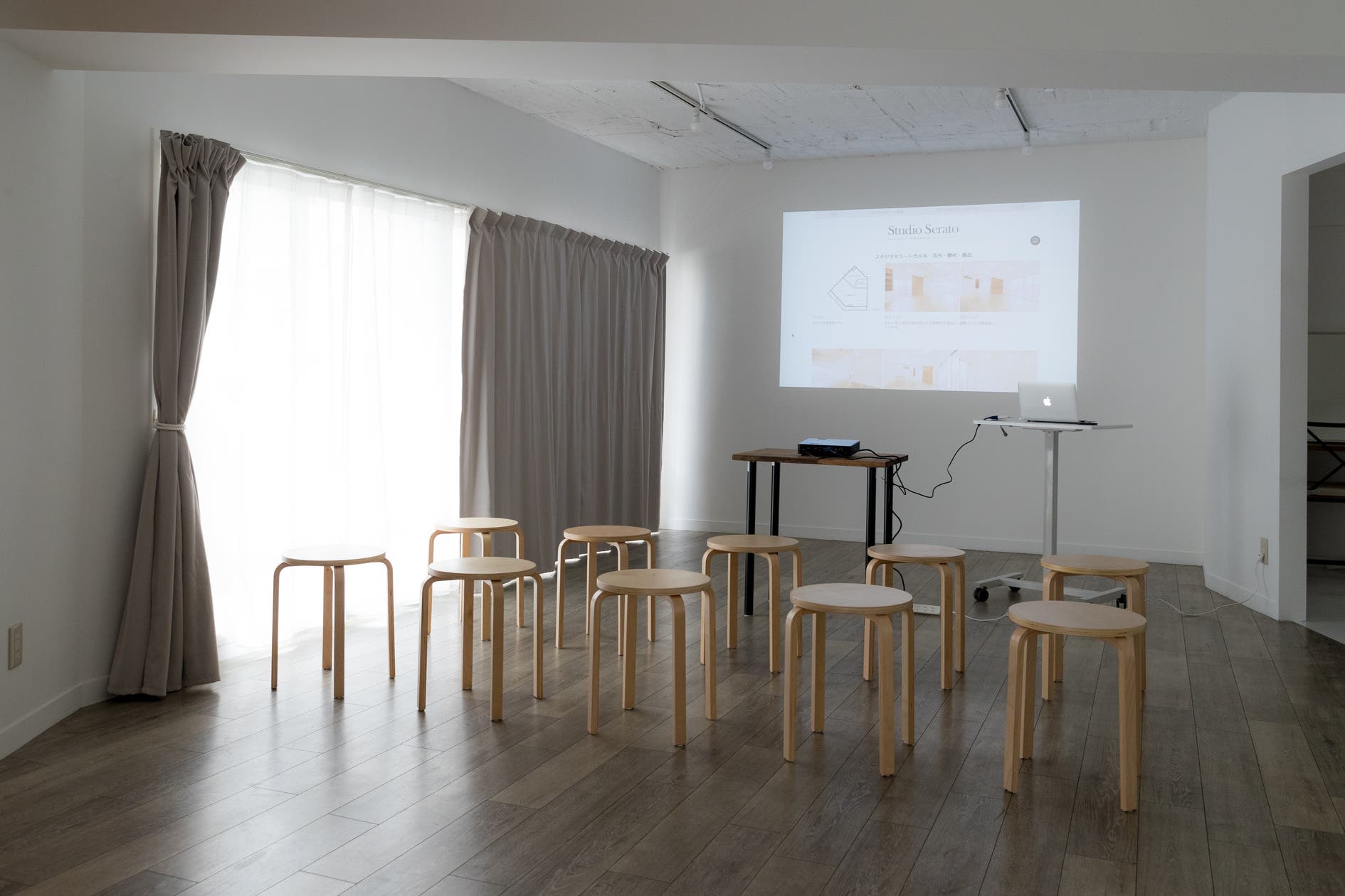 【代々木駅】3分！リーズナブルな自然光の入る白壁撮影スタジオ。家具や観葉植物が豊富でお家時間の再現やヨガ撮影にオススメ！の写真17