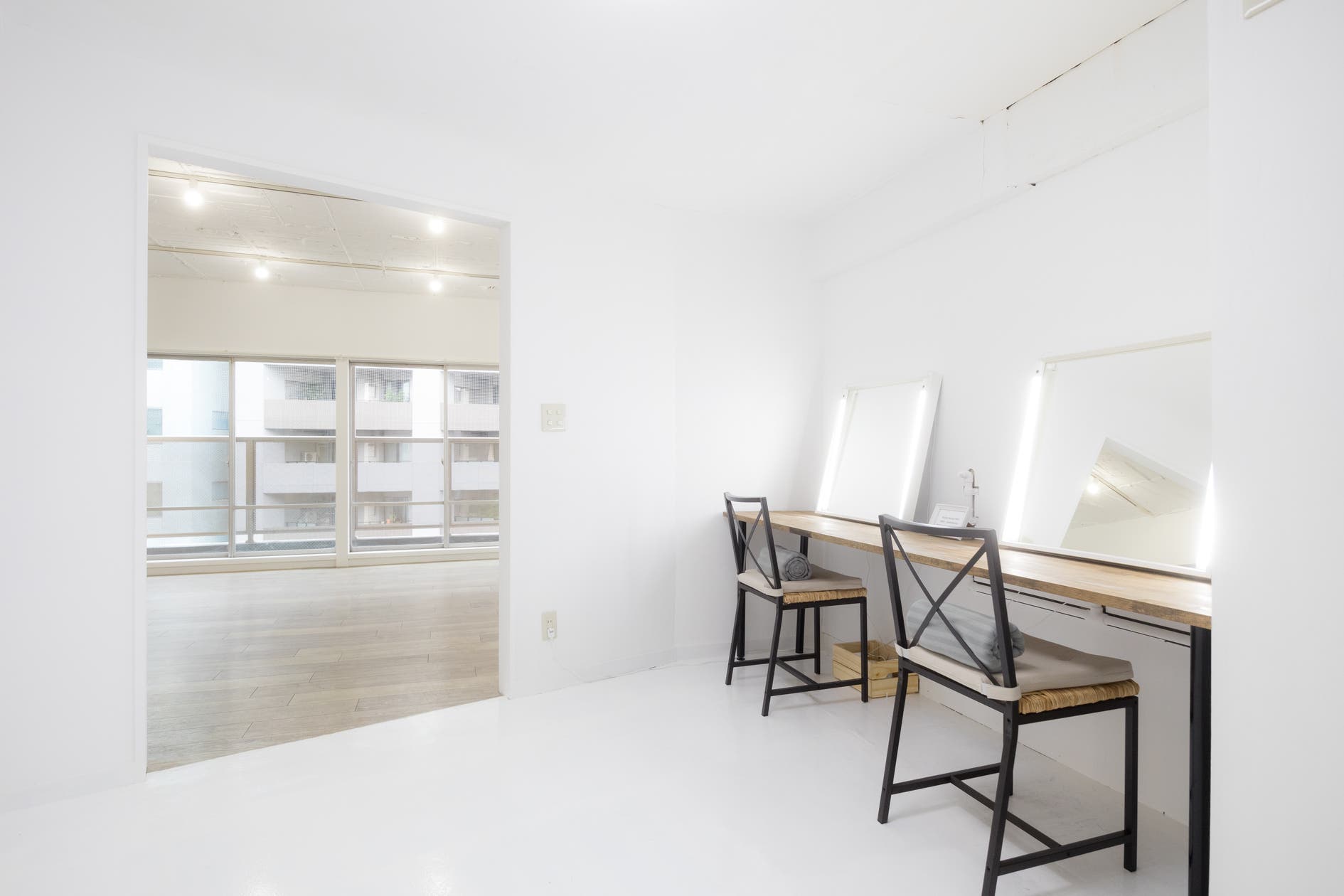 【代々木駅】3分！リーズナブルな自然光の入る白壁撮影スタジオ。家具や観葉植物が豊富でお家時間の再現やヨガ撮影にオススメ！の写真19