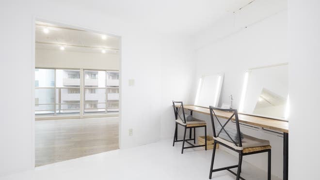 【代々木駅】3分!リーズナブルな自然光の入る白壁撮影スタジオ。家具や観葉植物が豊富でお家時間の再現やヨガ撮影にオススメ!の写真19