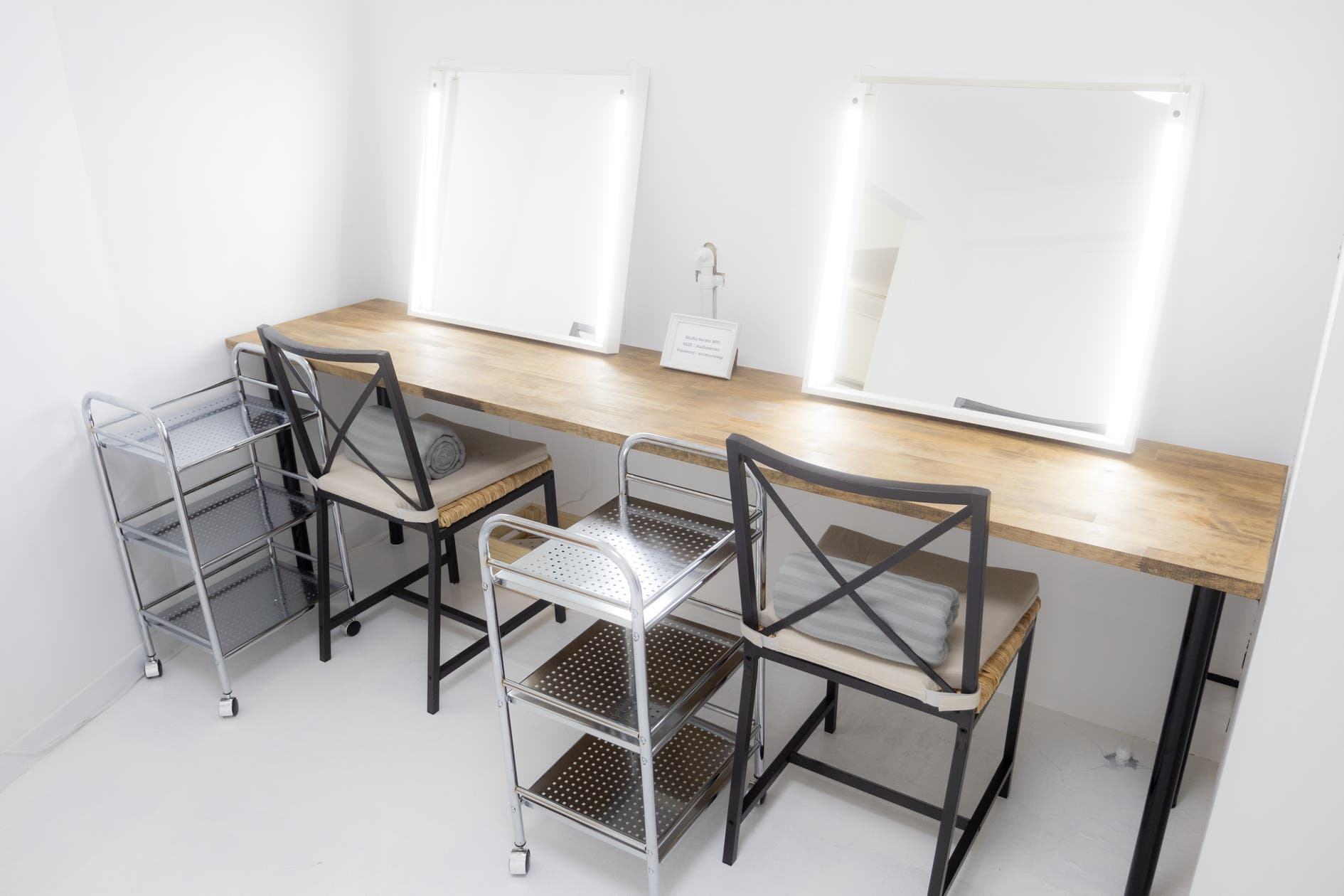 【代々木駅】3分！リーズナブルな自然光の入る白壁撮影スタジオ。家具や観葉植物が豊富でお家時間の再現やヨガ撮影にオススメ！の写真20