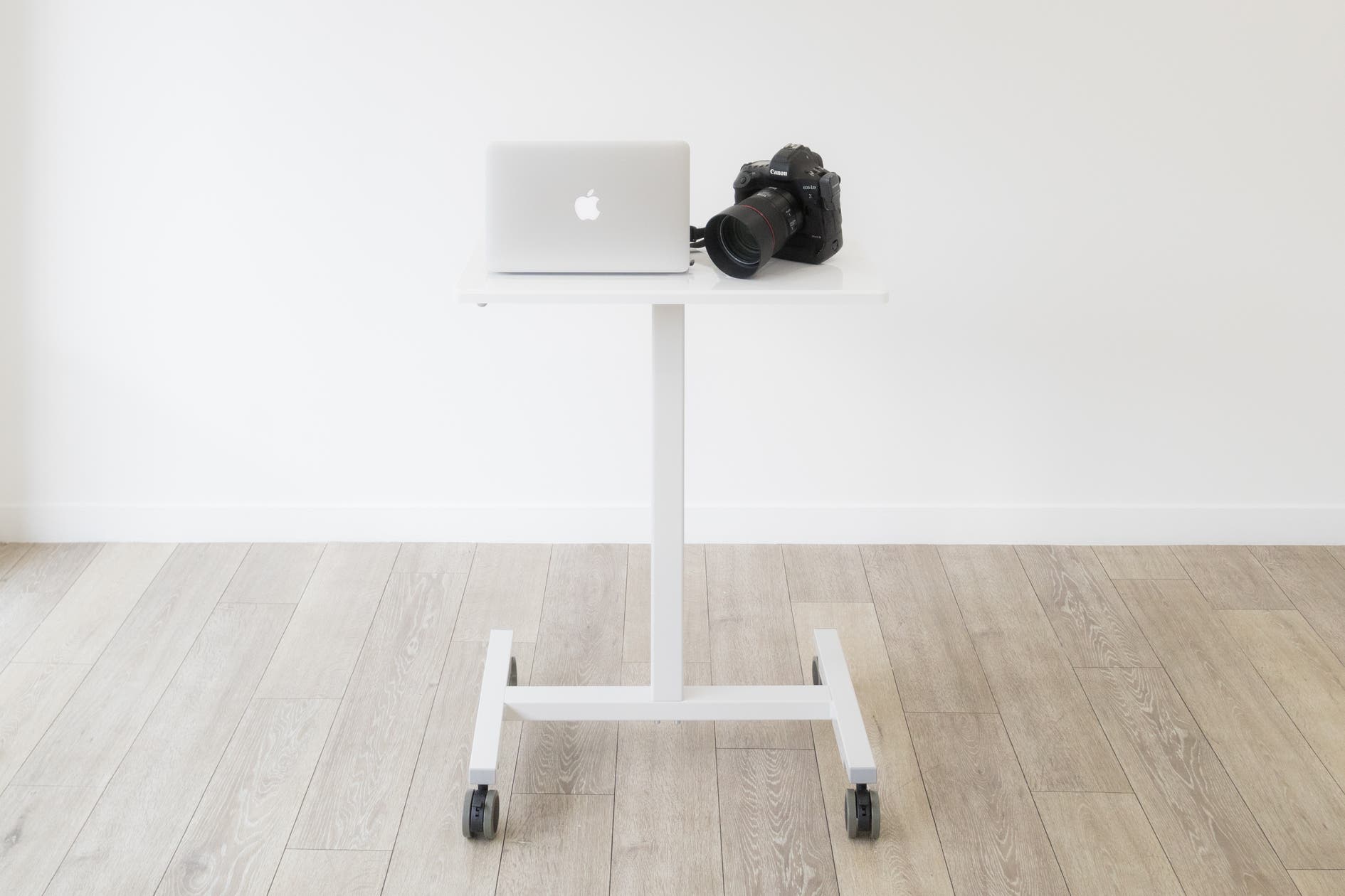 【代々木駅】3分！リーズナブルな自然光の入る白壁撮影スタジオ。家具や観葉植物が豊富でお家時間の再現やヨガ撮影にオススメ！の写真28