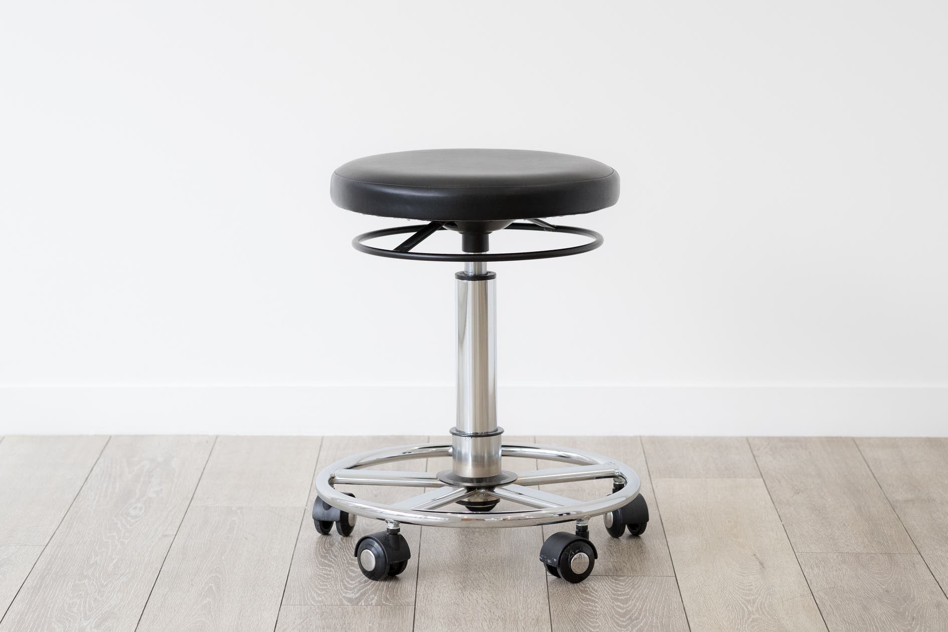 【代々木駅】3分！リーズナブルな自然光の入る白壁撮影スタジオ。家具や観葉植物が豊富でお家時間の再現やヨガ撮影にオススメ！の写真29