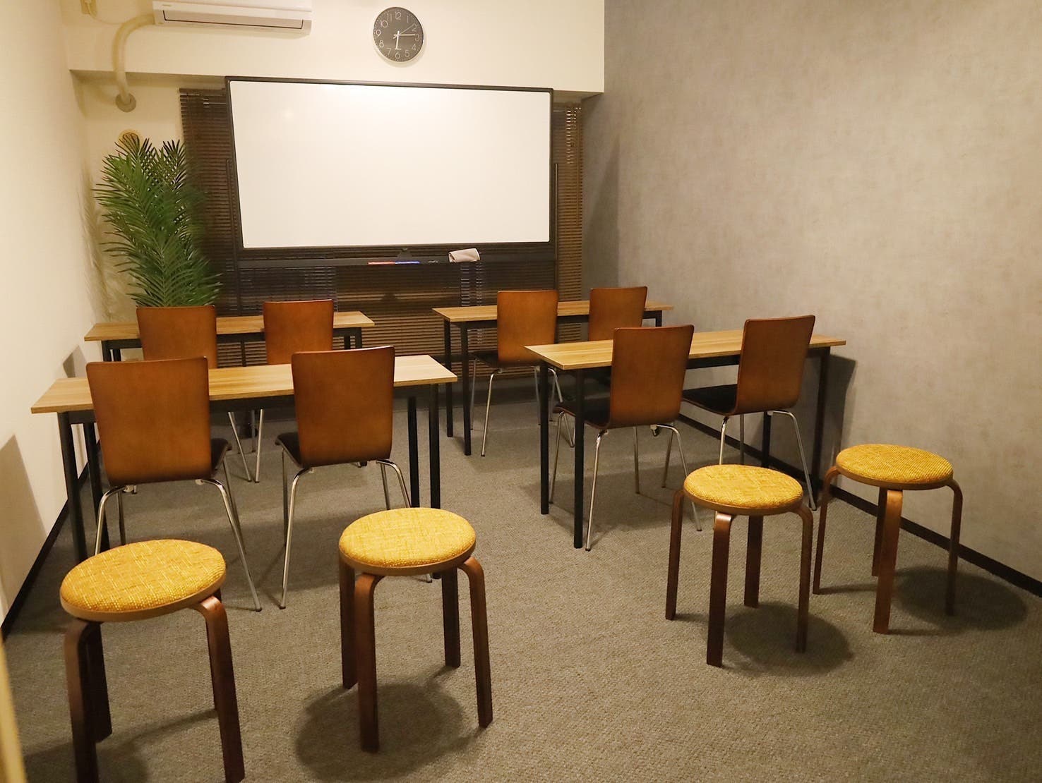 「高田馬場駅 徒歩2分🚶！大型モニター、プロジェクター完備で会議やセミナーに最適👥✨」の写真13