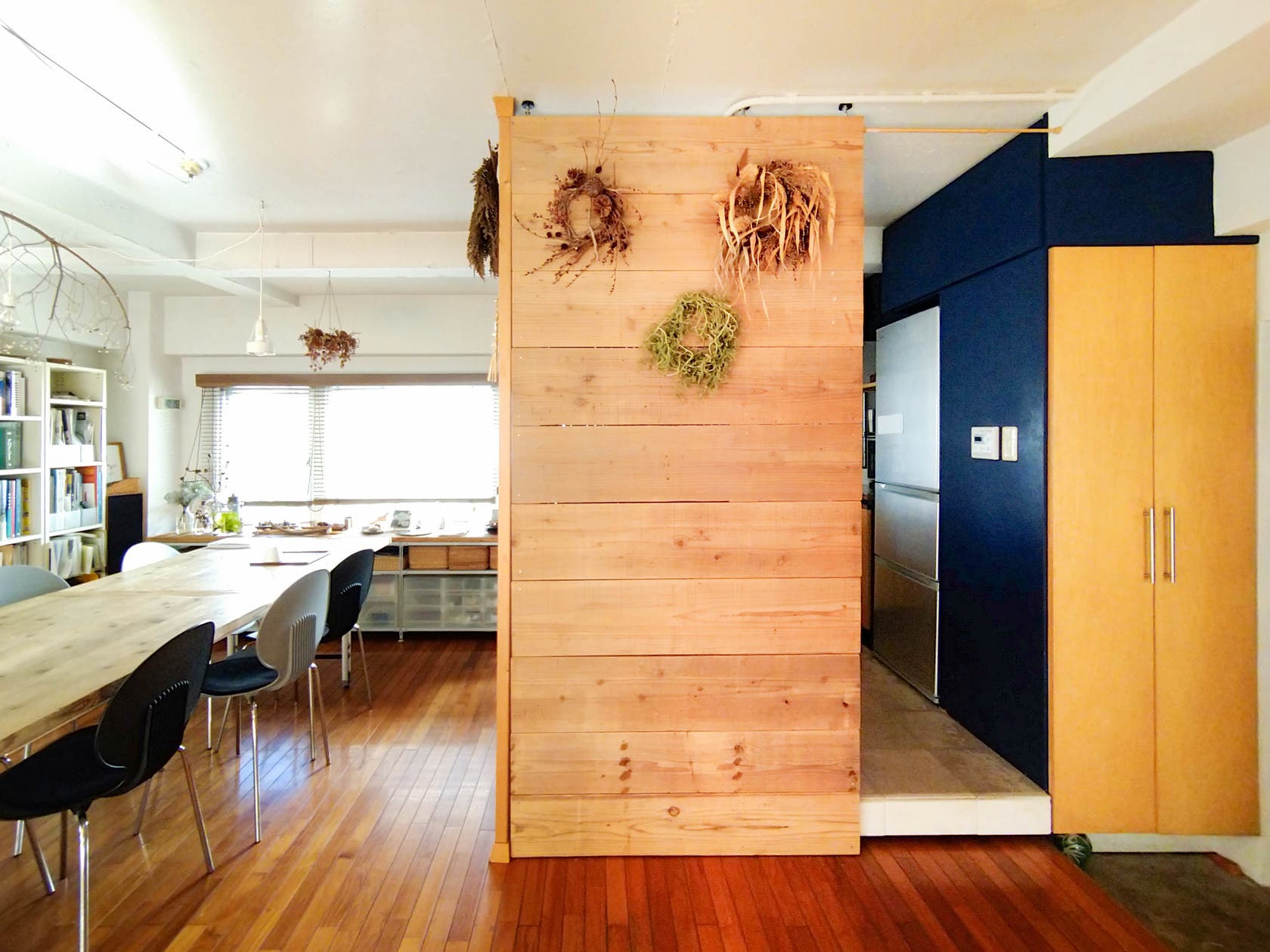 【駅徒歩5分、撮影・収録に】窓からの木漏れ日、大きな本棚が好評。フローリング、大きな窓は開放感があり、風通し抜群。の写真5