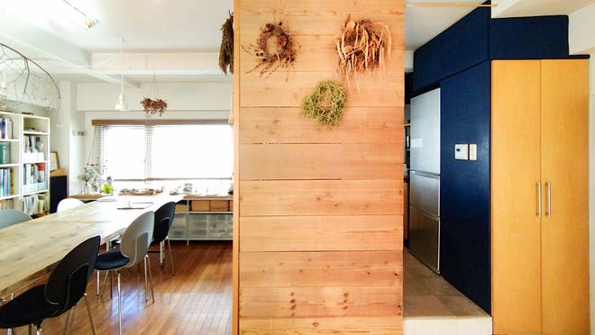 【駅徒歩5分、撮影・収録に】窓からの木漏れ日、大きな本棚が好評。フローリング、大きな窓は開放感があり、風通し抜群。の写真5