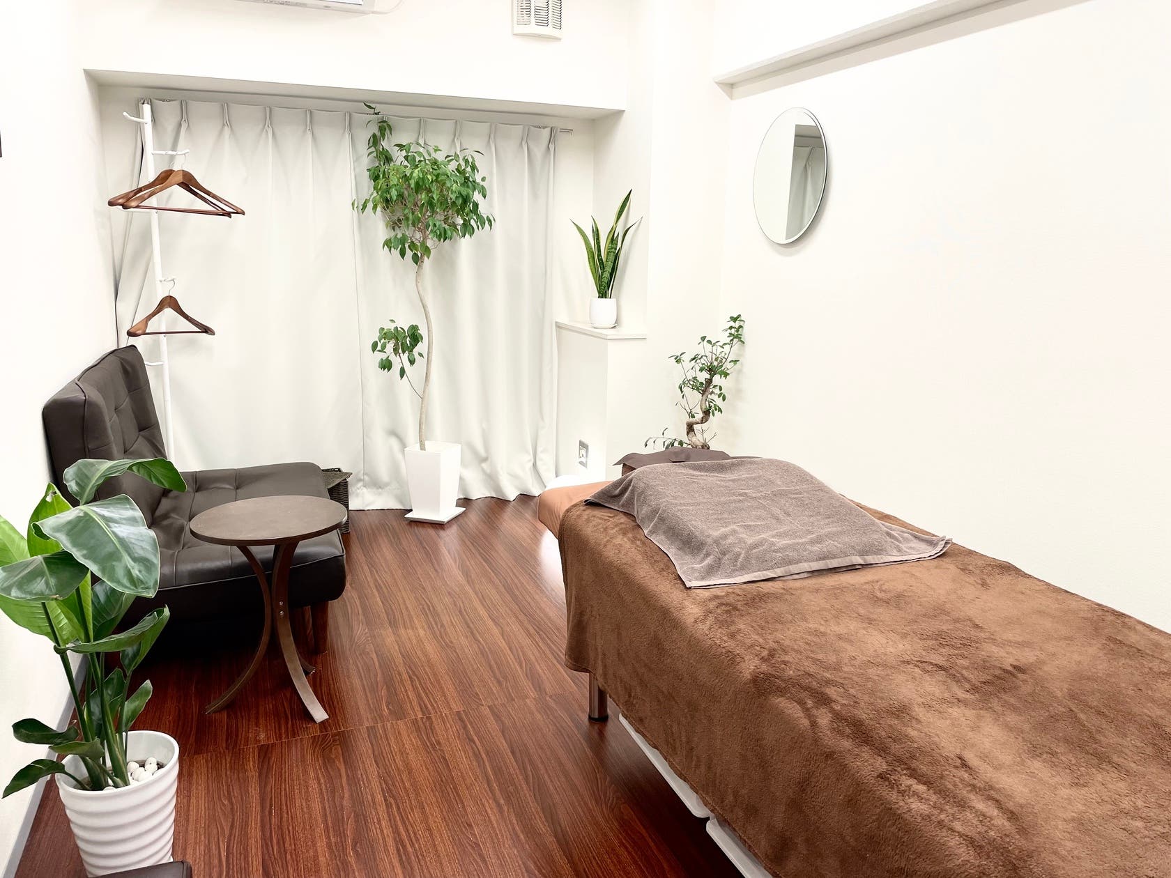 西新宿徒歩2分✨ヒートマット完備✨静かな落ち着いた雰囲気のサロンの写真1