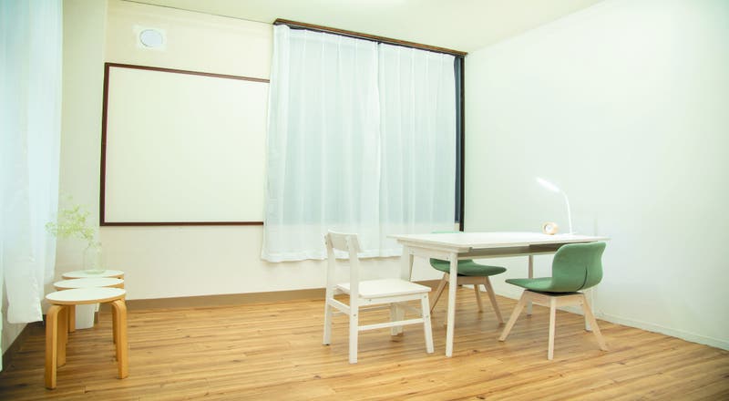 テレワークや面接、ネイルサロンなど使いやすいデスクのあるお部屋です。
