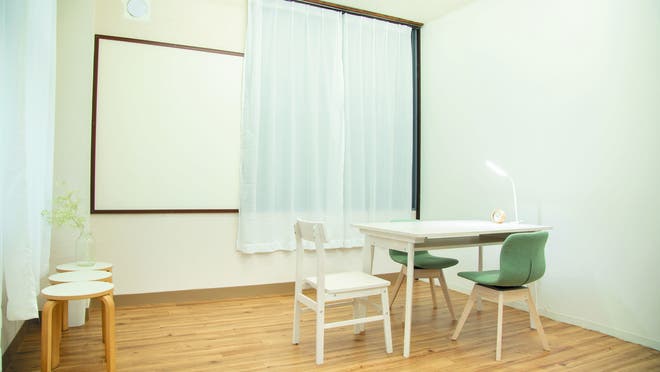 テレワークや面接、ネイルサロンなど使いやすいデスクのあるお部屋です。の写真1