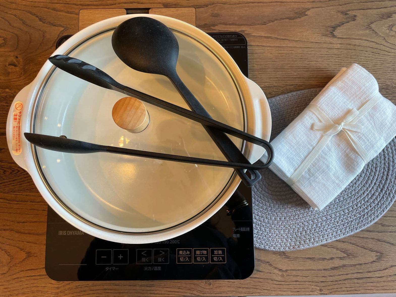 IHコンロ 卓上クッキングヒーター（1400W）・IH対応鍋(4~5人分)・レードル・トング・鍋敷きのレンタルの画像1