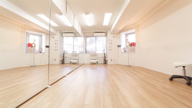 新宿駅D5徒歩30秒 激しいダンス禁止!ヨガ、ピラティス、ベリーダンス、フラダンス、ストレッチ専用/幅5.4m高さ1.8の鏡付きの写真2