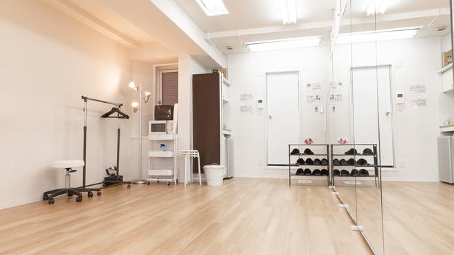 新宿駅D5徒歩30秒 激しいダンス禁止!ヨガ、ピラティス、ベリーダンス、フラダンス、ストレッチ専用/幅5.4m高さ1.8の鏡付きの写真4