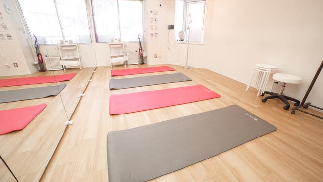 新宿駅D5徒歩30秒 激しいダンス禁止!ヨガ、ピラティス、ベリーダンス、フラダンス、ストレッチ専用/幅5.4m高さ1.8の鏡付きの写真6