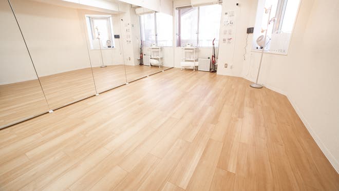 新宿駅D5徒歩30秒 激しいダンス禁止!ヨガ、ピラティス、ベリーダンス、フラダンス、ストレッチ専用/幅5.4m高さ1.8の鏡付きの写真7