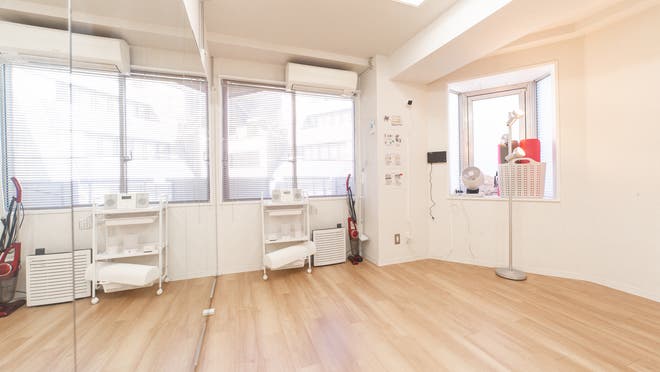 新宿駅D5徒歩30秒 激しいダンス禁止!ヨガ、ピラティス、ベリーダンス、フラダンス、ストレッチ専用/幅5.4m高さ1.8の鏡付きの写真8