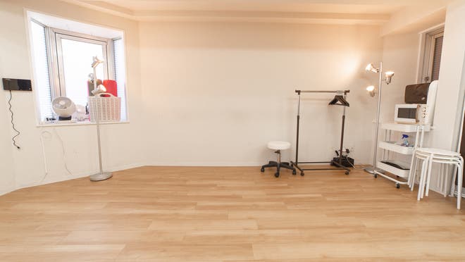 新宿駅D5徒歩30秒 激しいダンス禁止!ヨガ、ピラティス、ベリーダンス、フラダンス、ストレッチ専用/幅5.4m高さ1.8の鏡付きの写真9