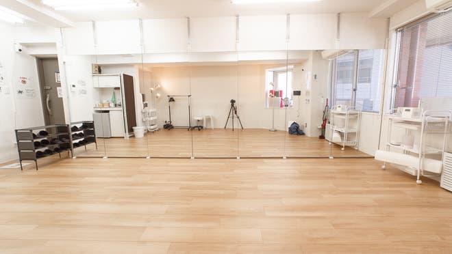 新宿駅D5徒歩30秒 激しいダンス禁止!ヨガ、ピラティス、ベリーダンス、フラダンス、ストレッチ専用/幅5.4m高さ1.8の鏡付きの写真10