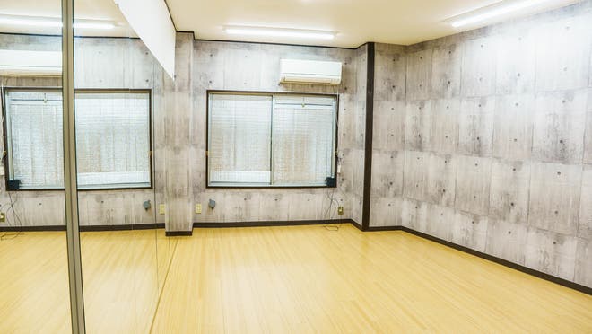 24時間営業!梅田中崎町地域最安値で当日予約可能のレンタルダンススタジオです。完全個室の全面鏡張でダンス練習ができます!の写真2