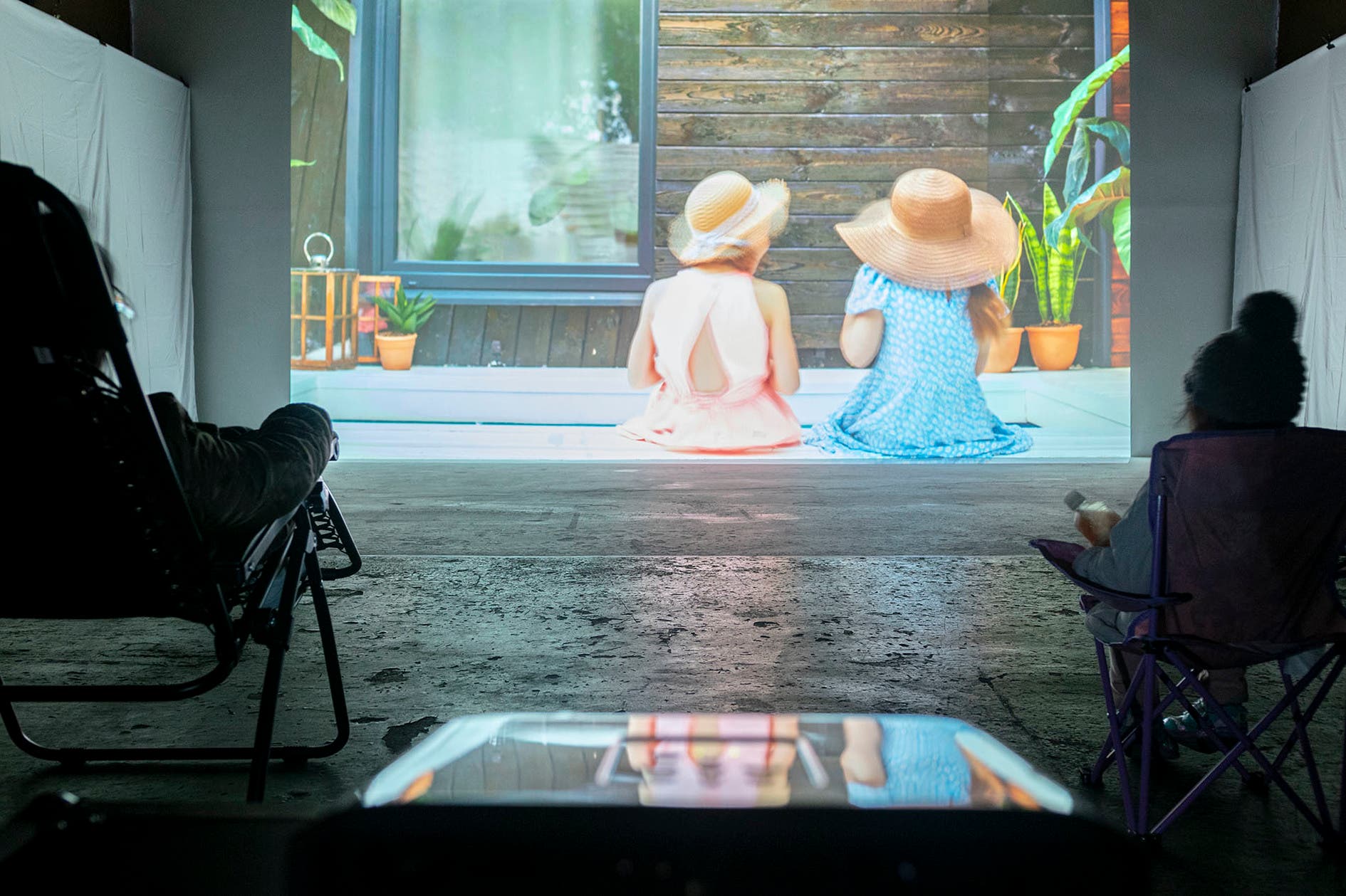 新三郷駅徒歩12分の撮影スタジオ。99平米で４.6Mの高天井。大きな白スペースと舞台照明の写真4