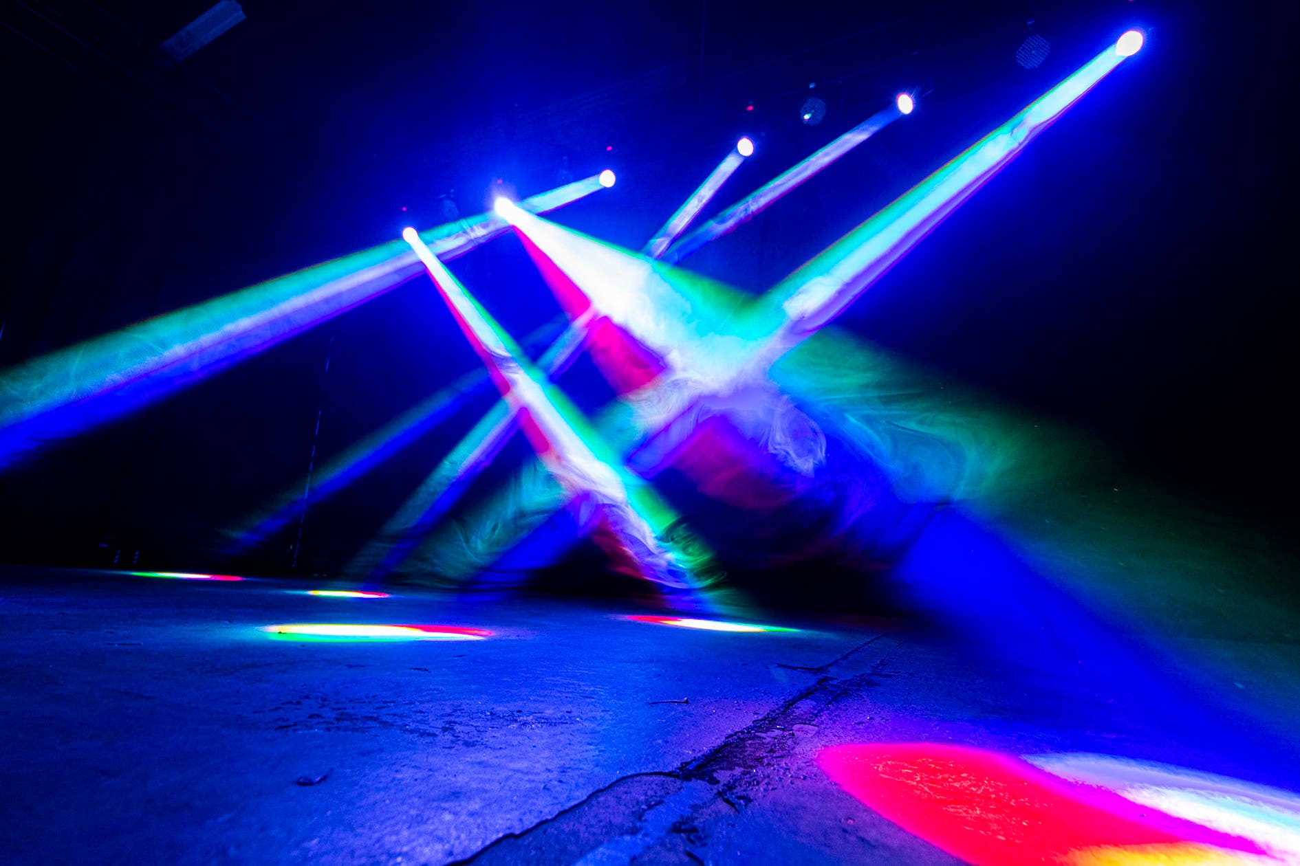 新三郷駅徒歩12分の撮影スタジオ。99平米で４.6Mの高天井。大きな白スペースと舞台照明の写真5