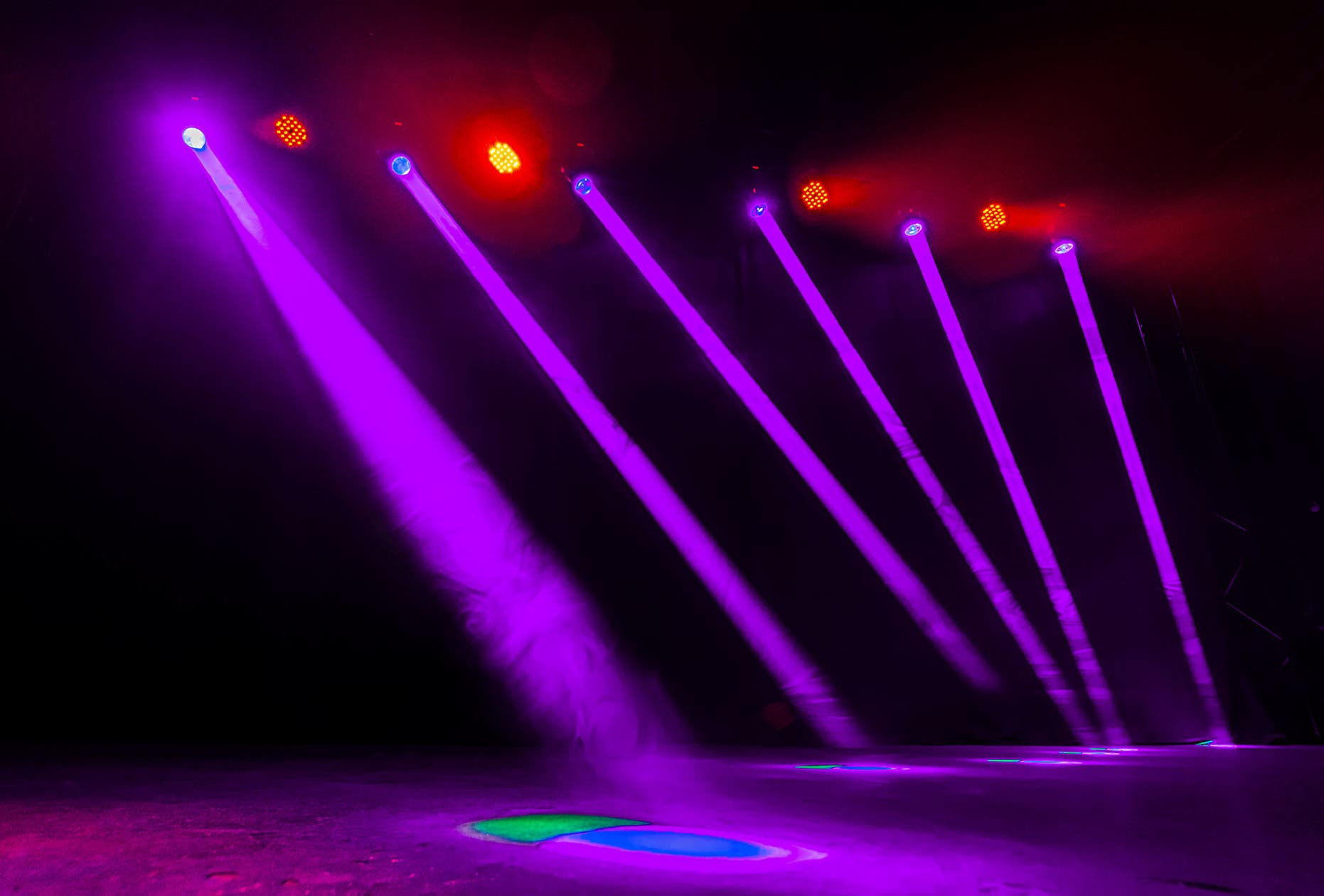 新三郷駅徒歩12分の撮影スタジオ。99平米で４.6Mの高天井。大きな白スペースと舞台照明の写真6