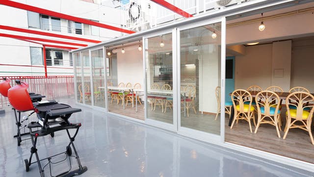 【無料Wi-Fi・調理器具完備!】新宿西口駅から徒歩3分!高層ビルのネオンに囲まれながら屋上テラスでBBQを楽しめる!の写真2