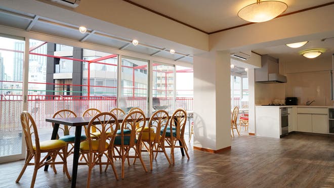 【無料Wi-Fi・調理器具完備!】新宿西口駅から徒歩3分!高層ビルのネオンに囲まれながら屋上テラスでBBQを楽しめる!の写真3