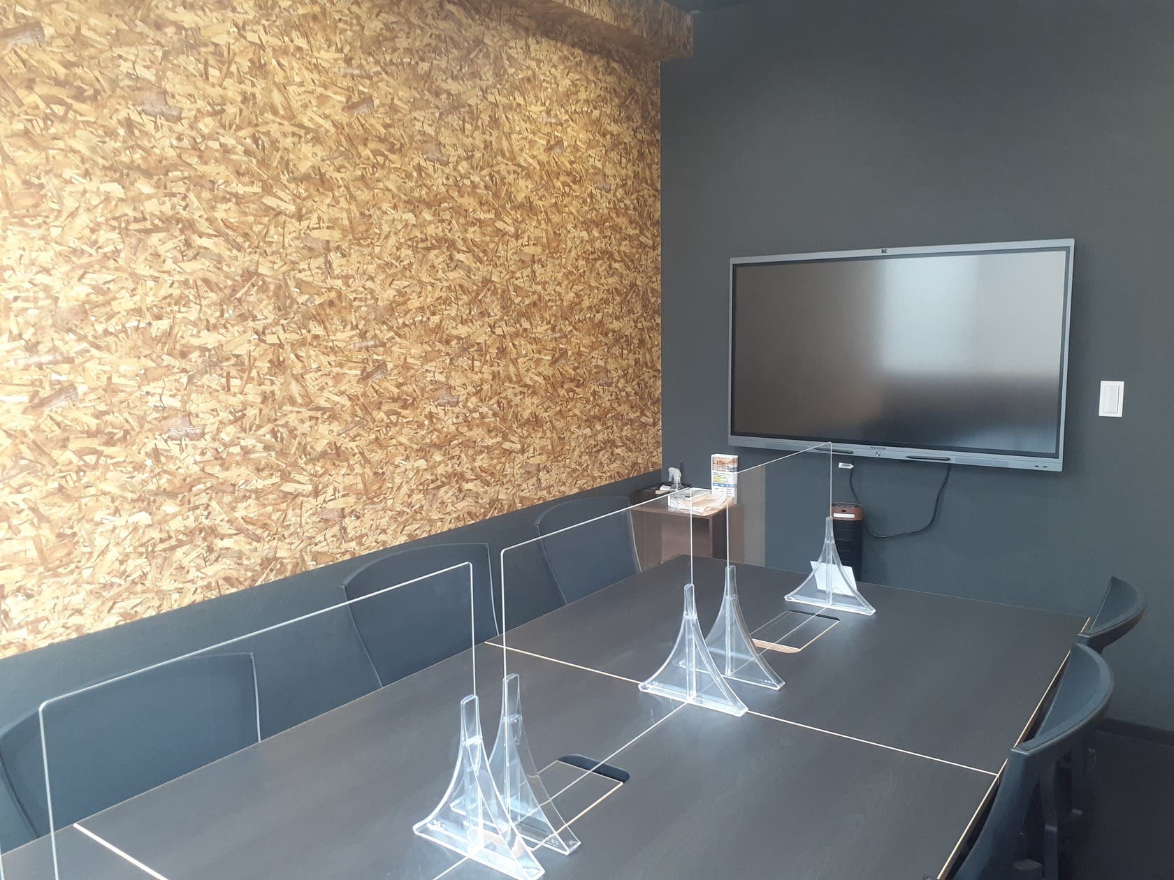 東武東上線志木駅から徒歩1分！MAXHUB・8名会議室。※エアコン(冷房)が効きにくい恐れがありますのでご了承ください。の写真12