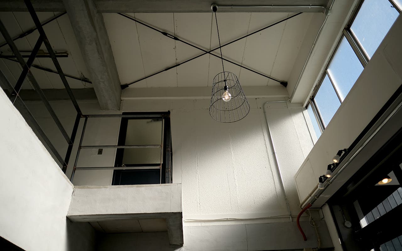 吹抜けのインダストリアルな倉庫型スタジオ。駐車車あり！ ２Fはモルタル床と白壁。の写真18