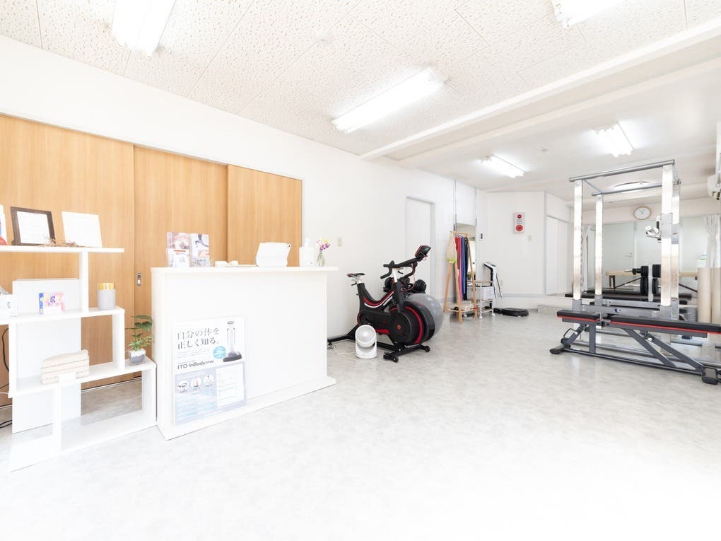 《立川駅・西国立駅徒歩8分》 白を基調とした広々トレーニングジム✨の写真7