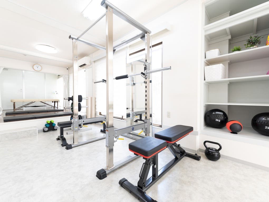 《立川駅・西国立駅徒歩8分》 白を基調とした広々トレーニングジム✨の写真9