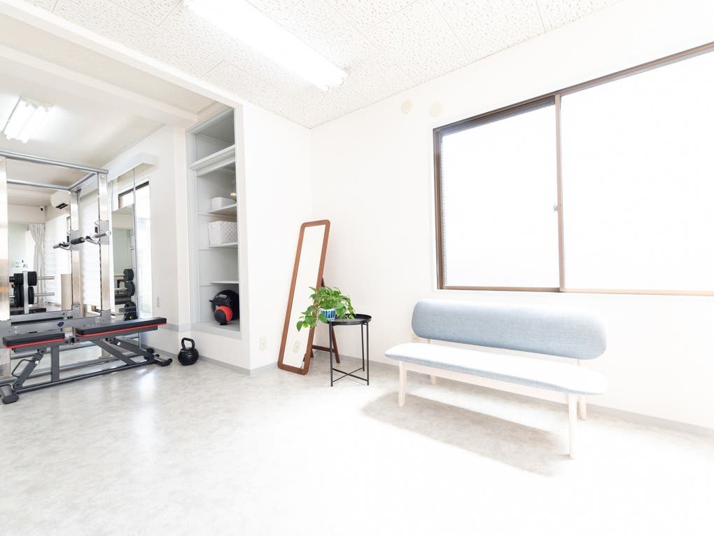 《立川駅・西国立駅徒歩8分》 白を基調とした広々トレーニングジム✨の写真11