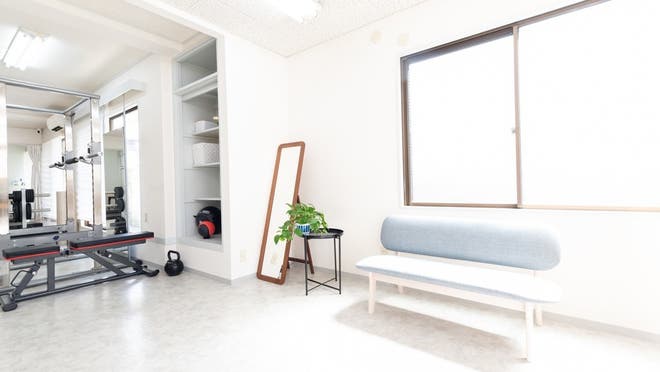 《立川駅・西国立駅徒歩8分》 白を基調とした広々トレーニングジム✨の写真11
