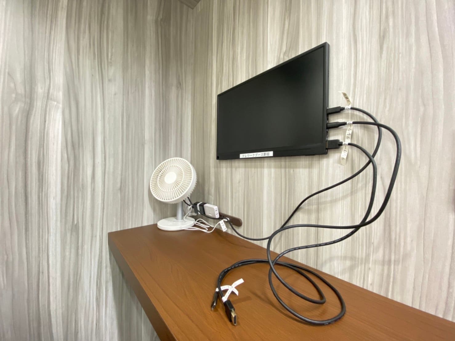 テレワークブース【 新宿三丁目駅 3分】オプション料金0円で設備・備品使い放題♪完全個室★ 無料WiFi 駅近！の写真5