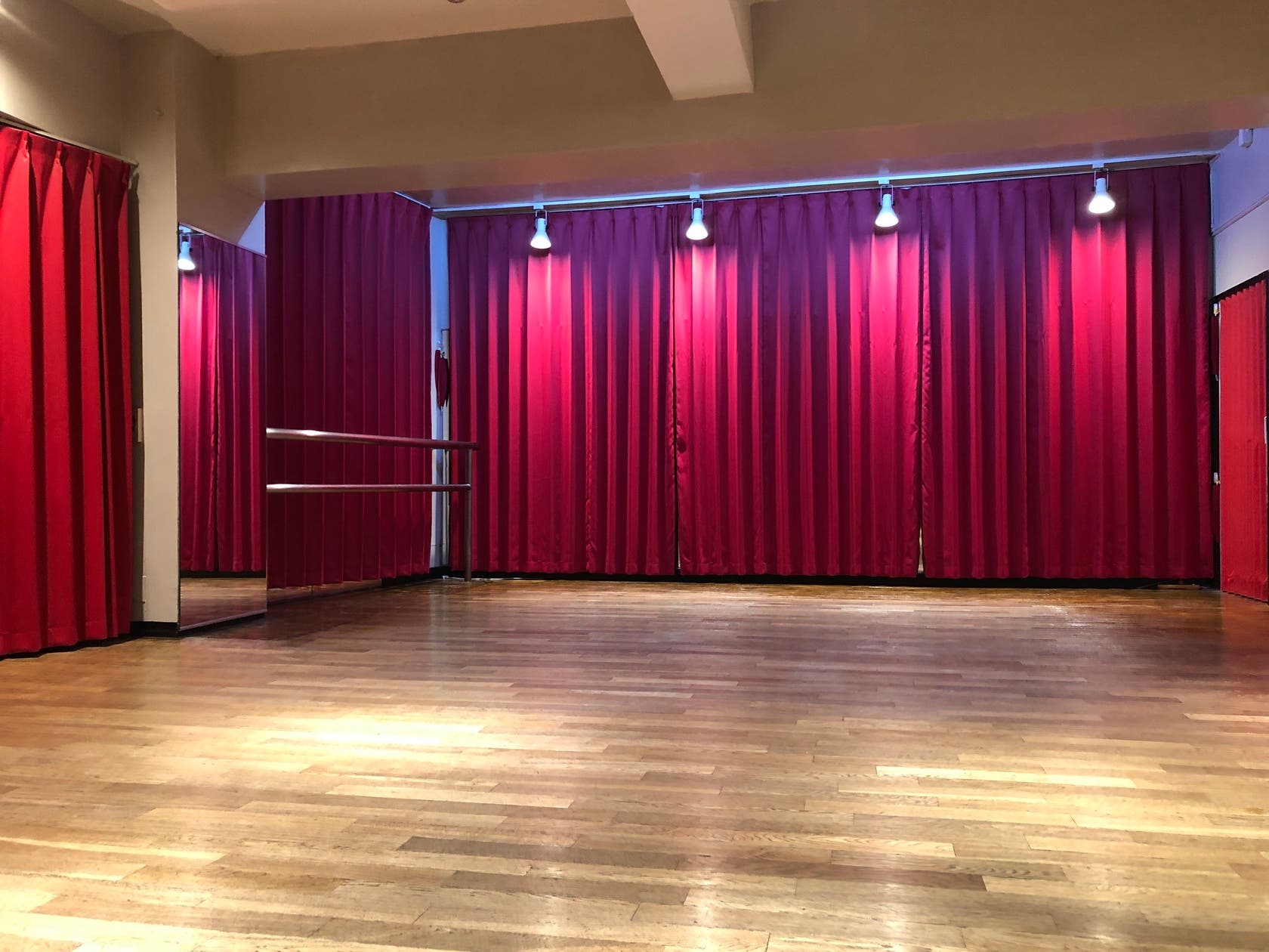 ダンスレッスンや練習、ワークショップ、会議、撮影などに最適な空間です。の写真12