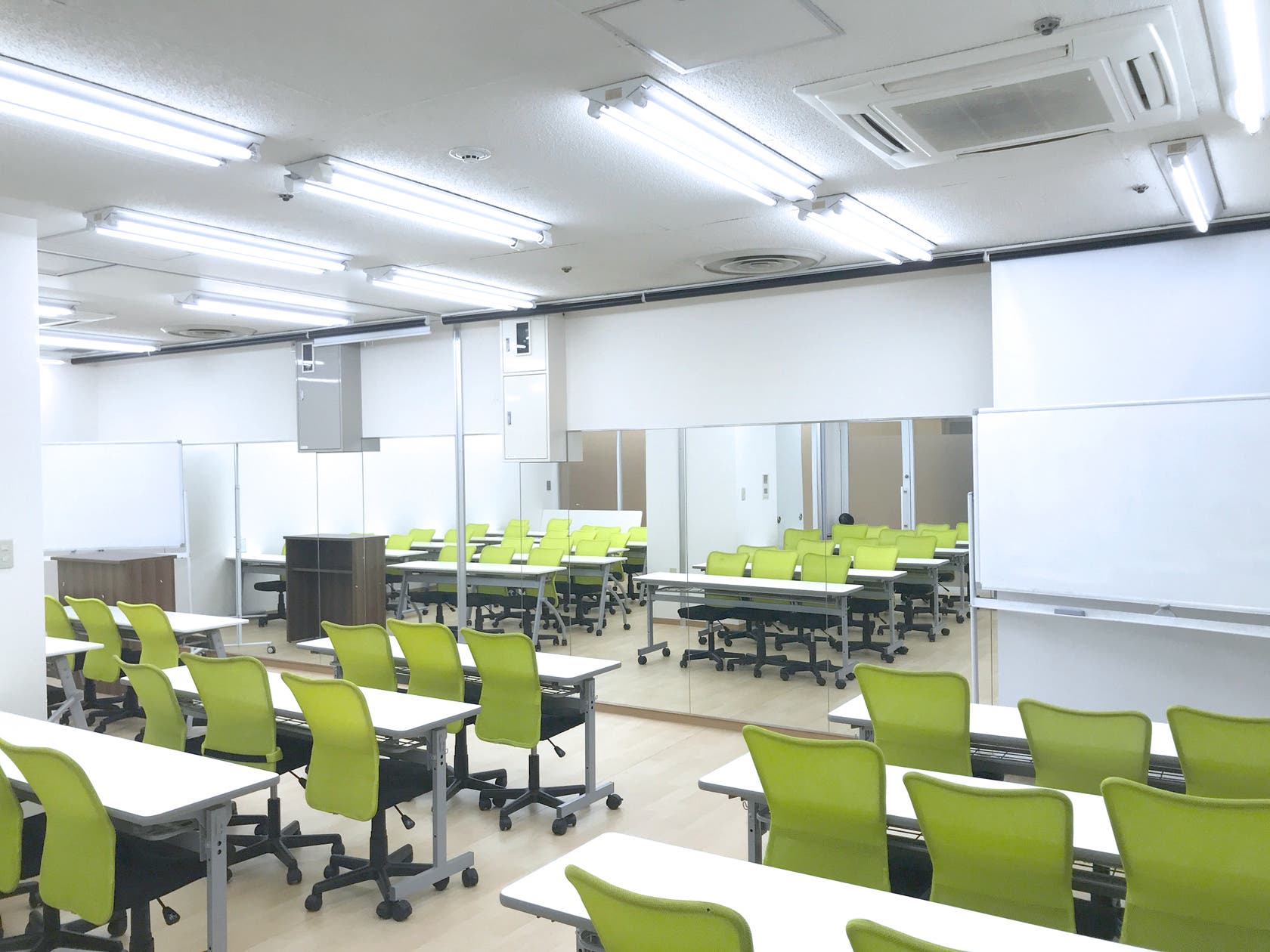 【大阪駅前徒歩４分】６３E１∔E-2　研修・セミナー、説明会にぴったりのお部屋です！　の写真1