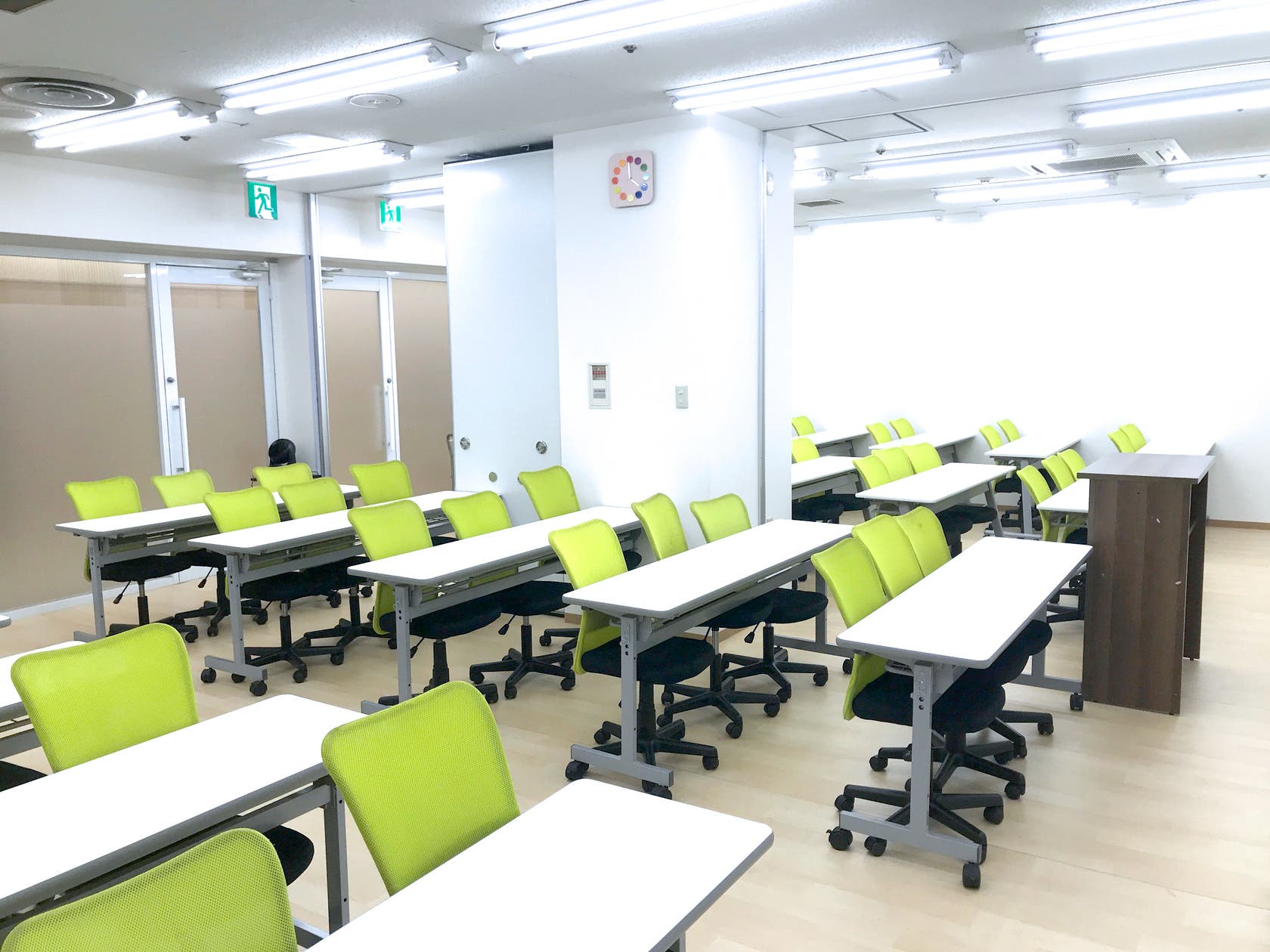 【大阪駅前徒歩４分】６３E１∔E-2　研修・セミナー、説明会にぴったりのお部屋です！　の写真2