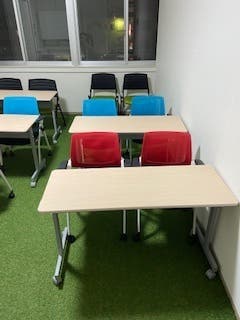 本厚木駅北口徒歩４分。テレワーク、会議、セミナーなど用途いろいろ。人工芝を敷いた会議室です。の写真2