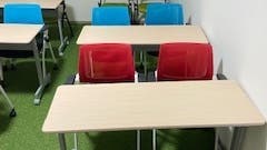 本厚木駅北口徒歩4分。テレワーク、会議、セミナーなど用途いろいろ。人工芝を敷いた会議室です。の写真2