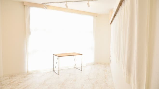 撮影場所に最適!!北摂・箕面のレンタルフォトブース。東側・南側から入る自然光で午後からも撮影OK!! wifi完備。の写真1