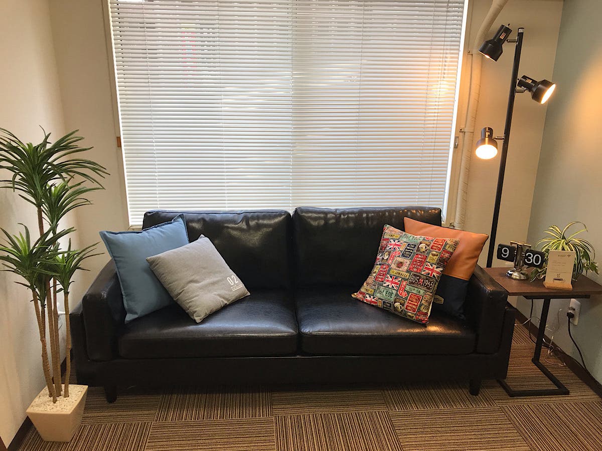 新宿駅D5出口すぐ🎄クリスマス🎄👞土足OK！会議・セミナー・撮影📺大型モニター・ソファー（Fire tv付）の写真4