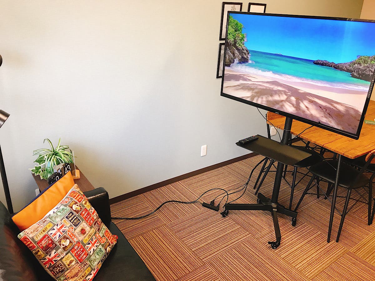 新宿駅D5出口すぐ🎄クリスマス🎄👞土足OK！会議・セミナー・撮影📺大型モニター・ソファー（Fire tv付）の写真7