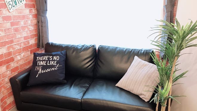 新宿駅D5出口すぐ🎄クリスマス仕様🎄👞土足OK・打合せ・撮影・大型テレビ50型(Fire tv付)・ソファーのあるスペースの写真6