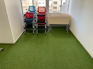 本厚木駅北口徒歩４分。テレワーク、会議、セミナーなど用途いろいろ。人工芝を敷いた会議室です。の写真3