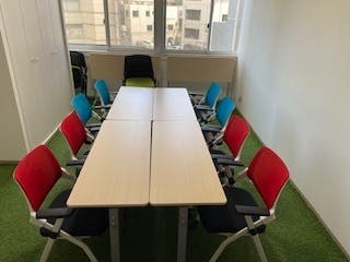 本厚木駅北口徒歩４分。テレワーク、会議、セミナーなど用途いろいろ。人工芝を敷いた会議室です。の写真4