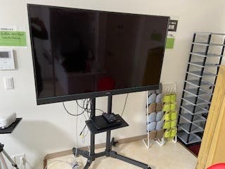 本厚木駅北口徒歩４分。テレワーク、会議、セミナーなど用途いろいろ。人工芝を敷いた会議室です。の写真5