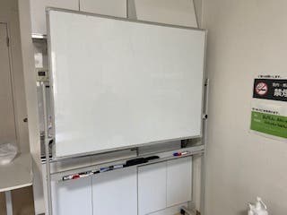 本厚木駅北口徒歩４分。テレワーク、会議、セミナーなど用途いろいろ。人工芝を敷いた会議室です。の写真6