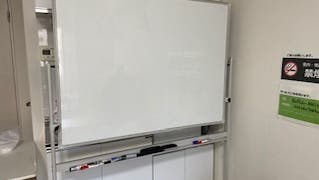 本厚木駅北口徒歩4分。テレワーク、会議、セミナーなど用途いろいろ。人工芝を敷いた会議室です。の写真6