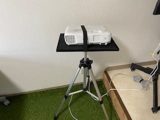 本厚木駅北口徒歩４分。テレワーク、会議、セミナーなど用途いろいろ。人工芝を敷いた会議室です。の写真7