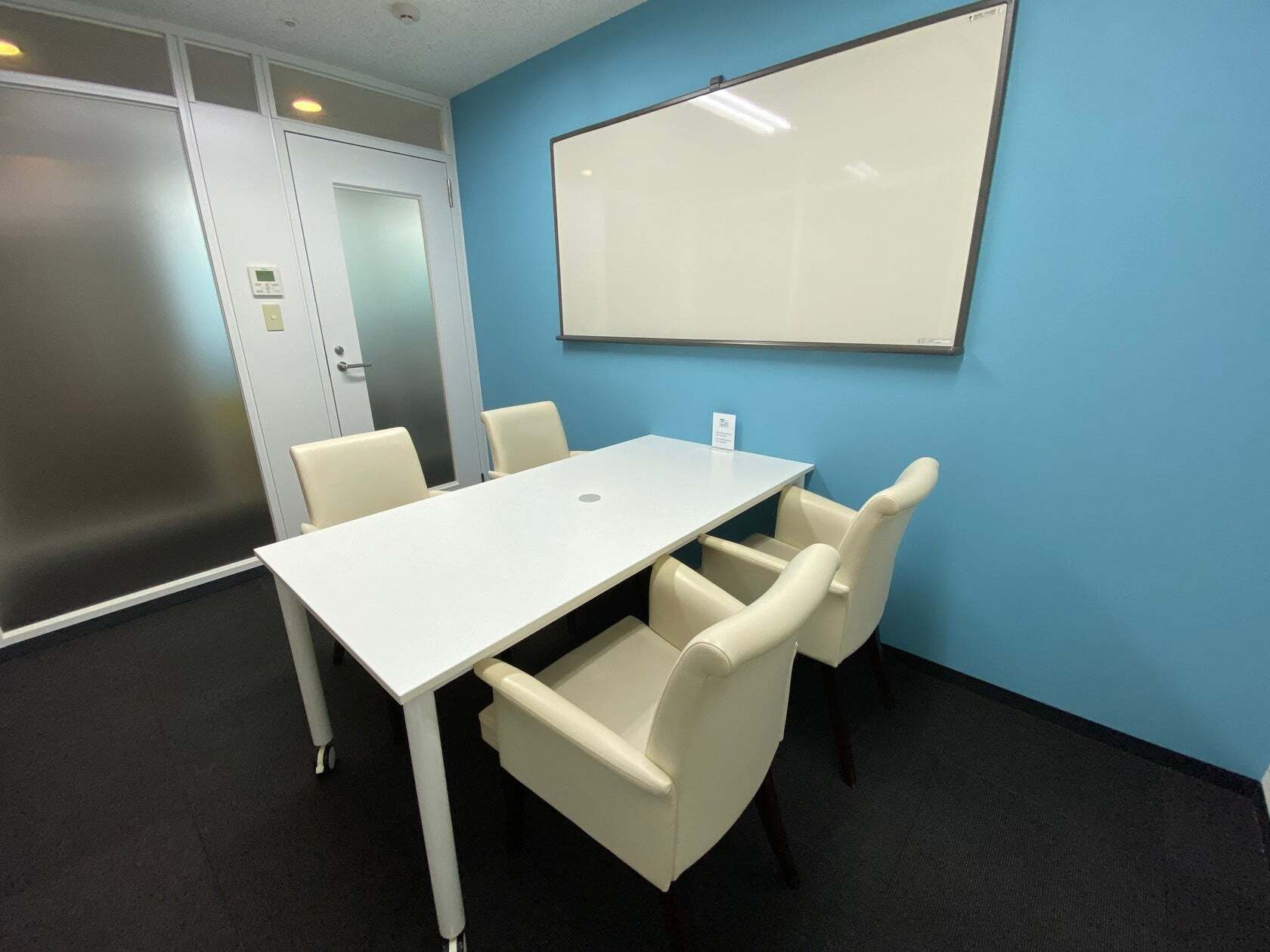 【コンファレンス東京】新宿ミーティングルームB｜シンプルな内装★打ち合わせに！:1ｈ/1,650円～最大人数5名の写真2