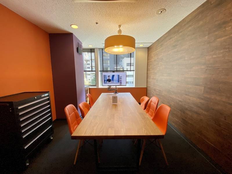 【コンファレンス東京】新宿ミーティングルームC｜1ｈ/2,200円～！メディア様に好評♪撮影・ＭＴＧに★ＰＣ/モニター利用可！の写真1